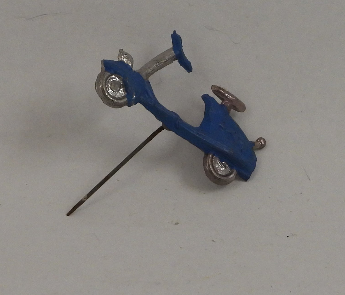 Gamle pins med scooter og en enkelt cykel – Herolds Varehus